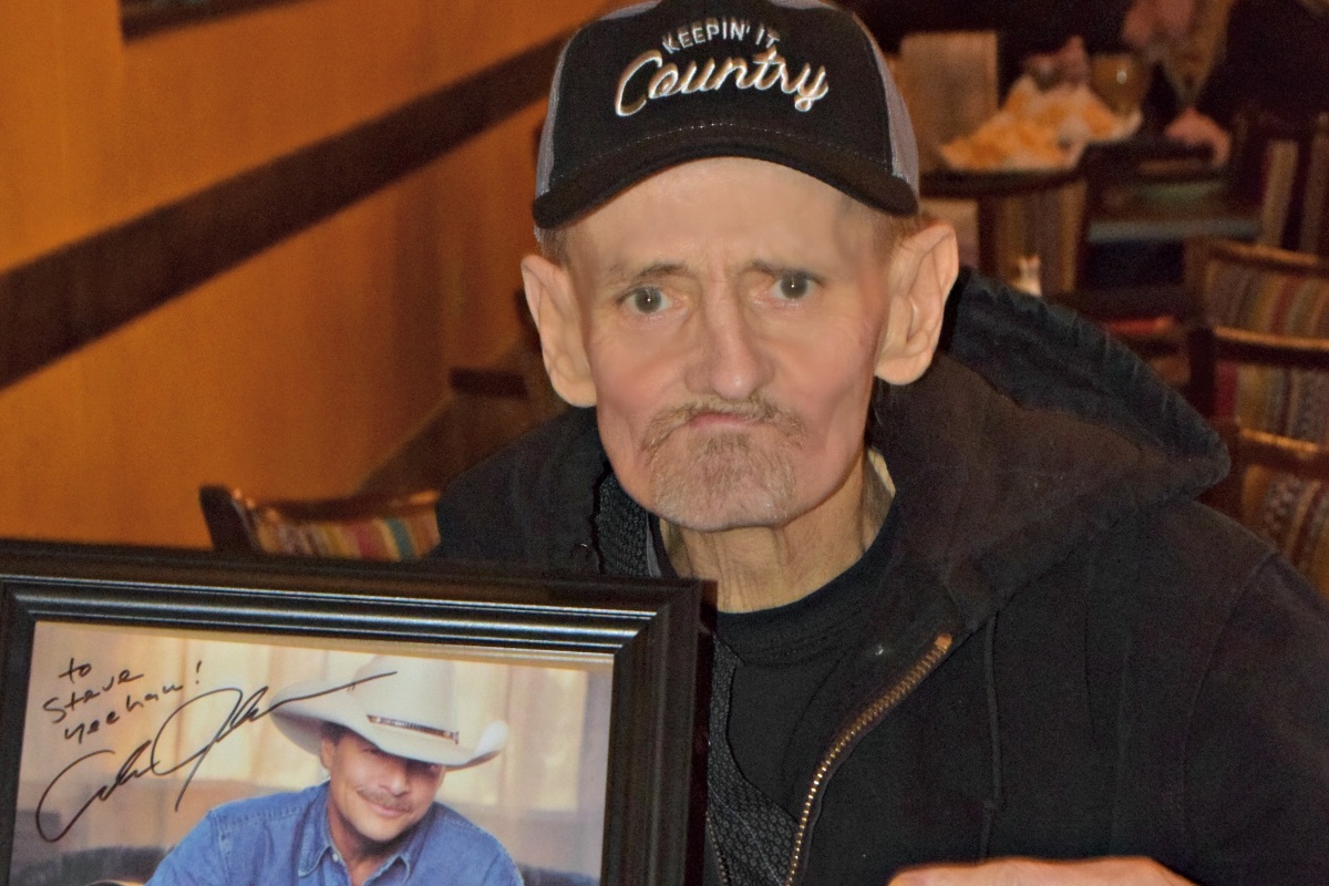Hospice Patient Sings Along to Alan Jackson's "Remember When"